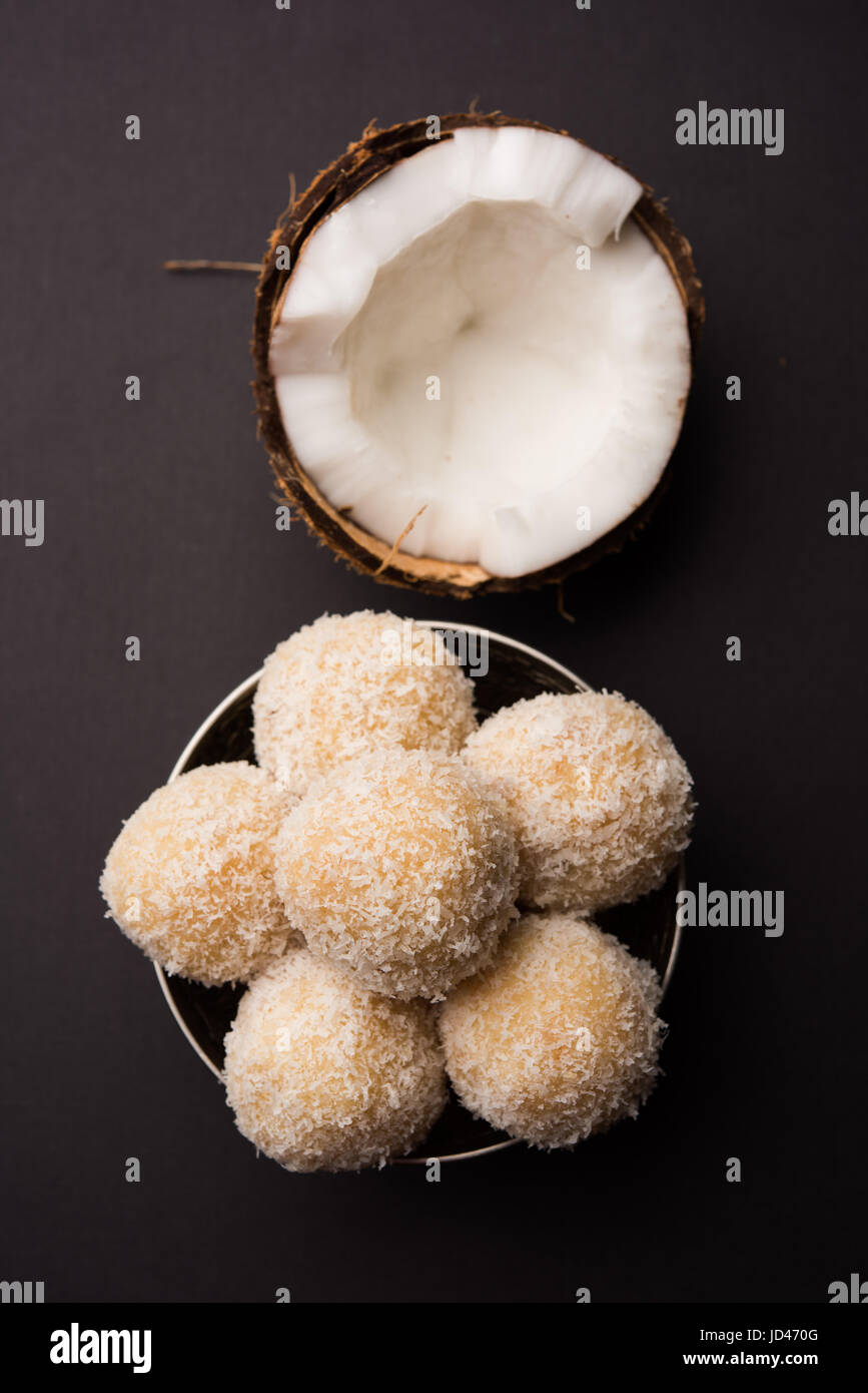 homemade Coconut Ladoo / Sweet nariyal Laddu made with coconut and milk ...