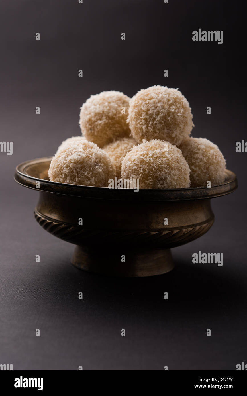 homemade Coconut Ladoo / Sweet nariyal Laddu made with coconut and milk ...
