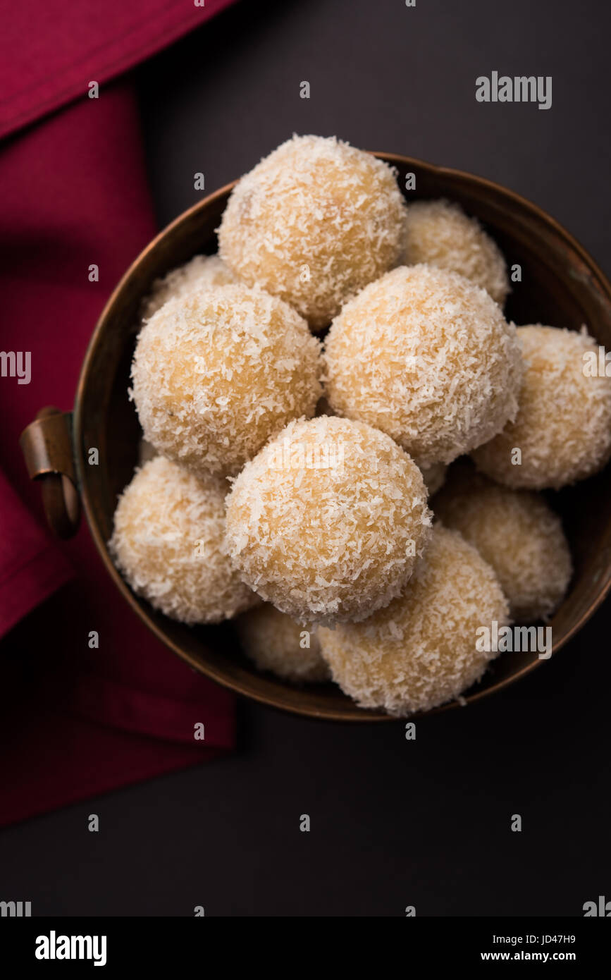 homemade Coconut Ladoo / Sweet nariyal Laddu made with coconut and milk ...