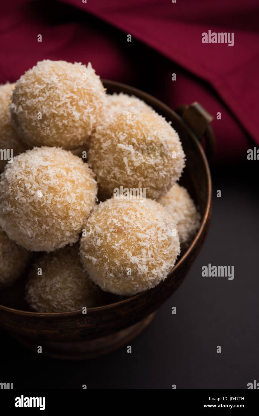 homemade Coconut Ladoo / Sweet nariyal Laddu made with coconut and milk ...