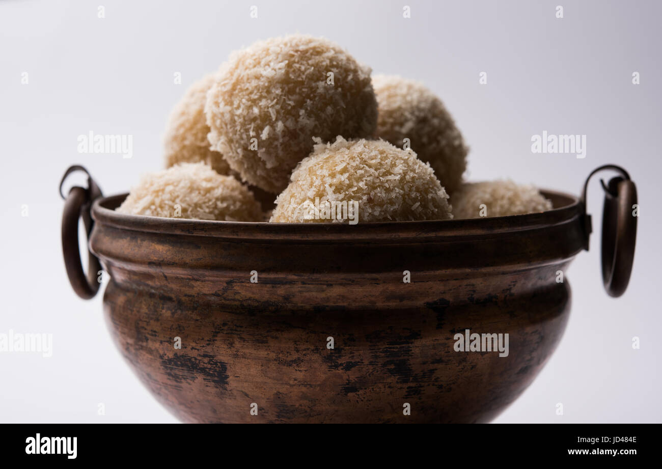 homemade Coconut Ladoo / Sweet nariyal Laddu made with coconut and milk ...