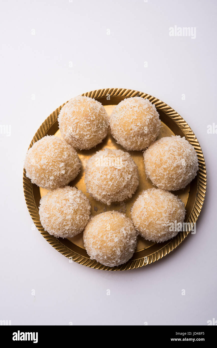 homemade Coconut Ladoo / Sweet nariyal Laddu made with coconut and milk ...