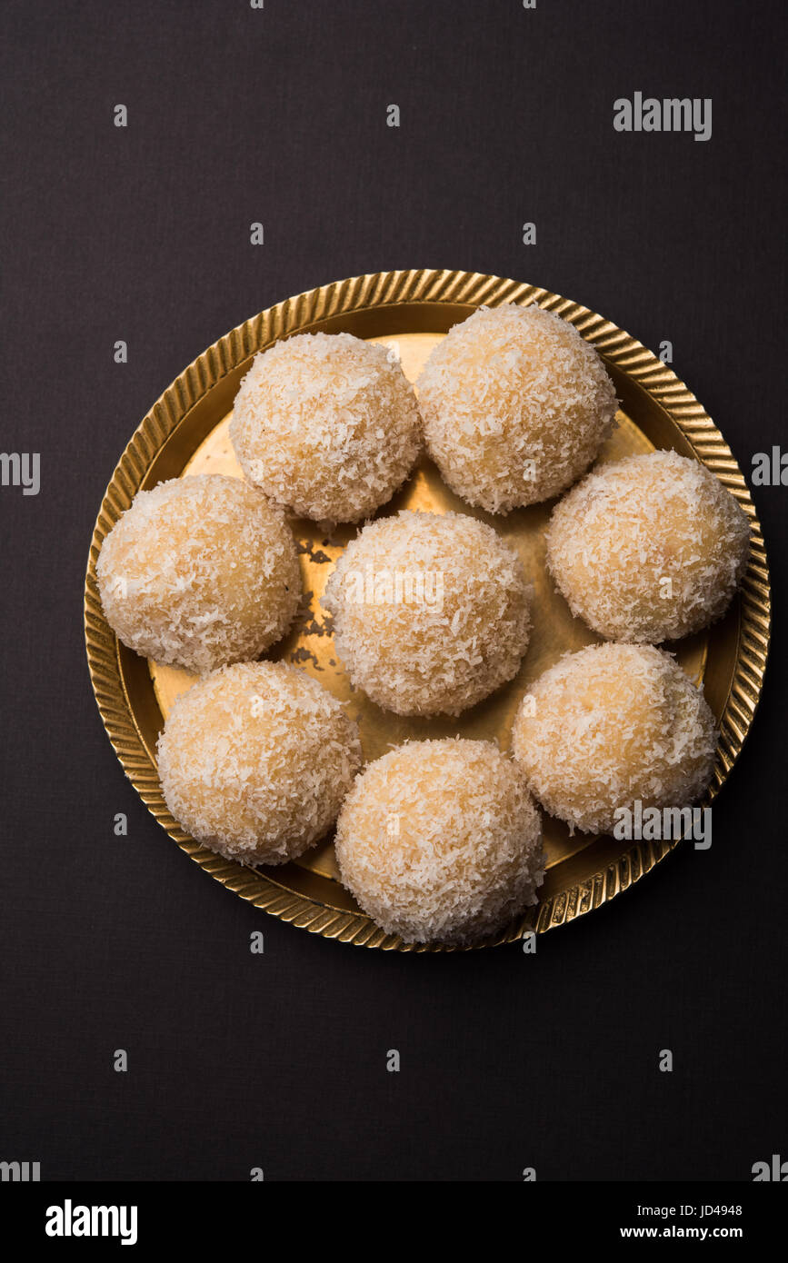 homemade Coconut Ladoo / Sweet nariyal Laddu made with coconut and milk ...