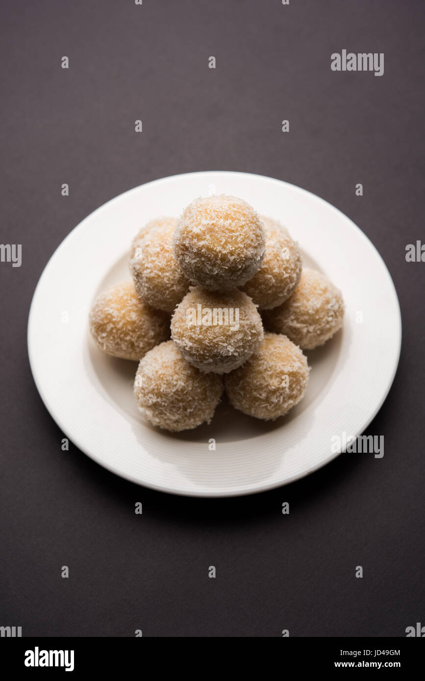 homemade Coconut Ladoo / Sweet nariyal Laddu made with coconut and milk ...