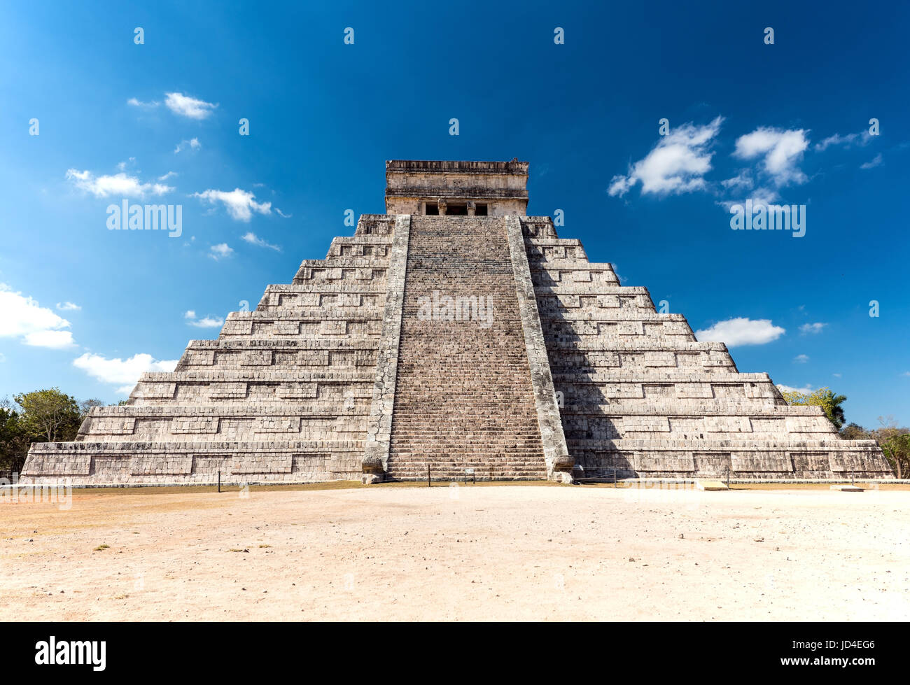 Kukulkan / El Castillo , Mayan Pyramid Chichen Itza Mexico Stock Photo ...