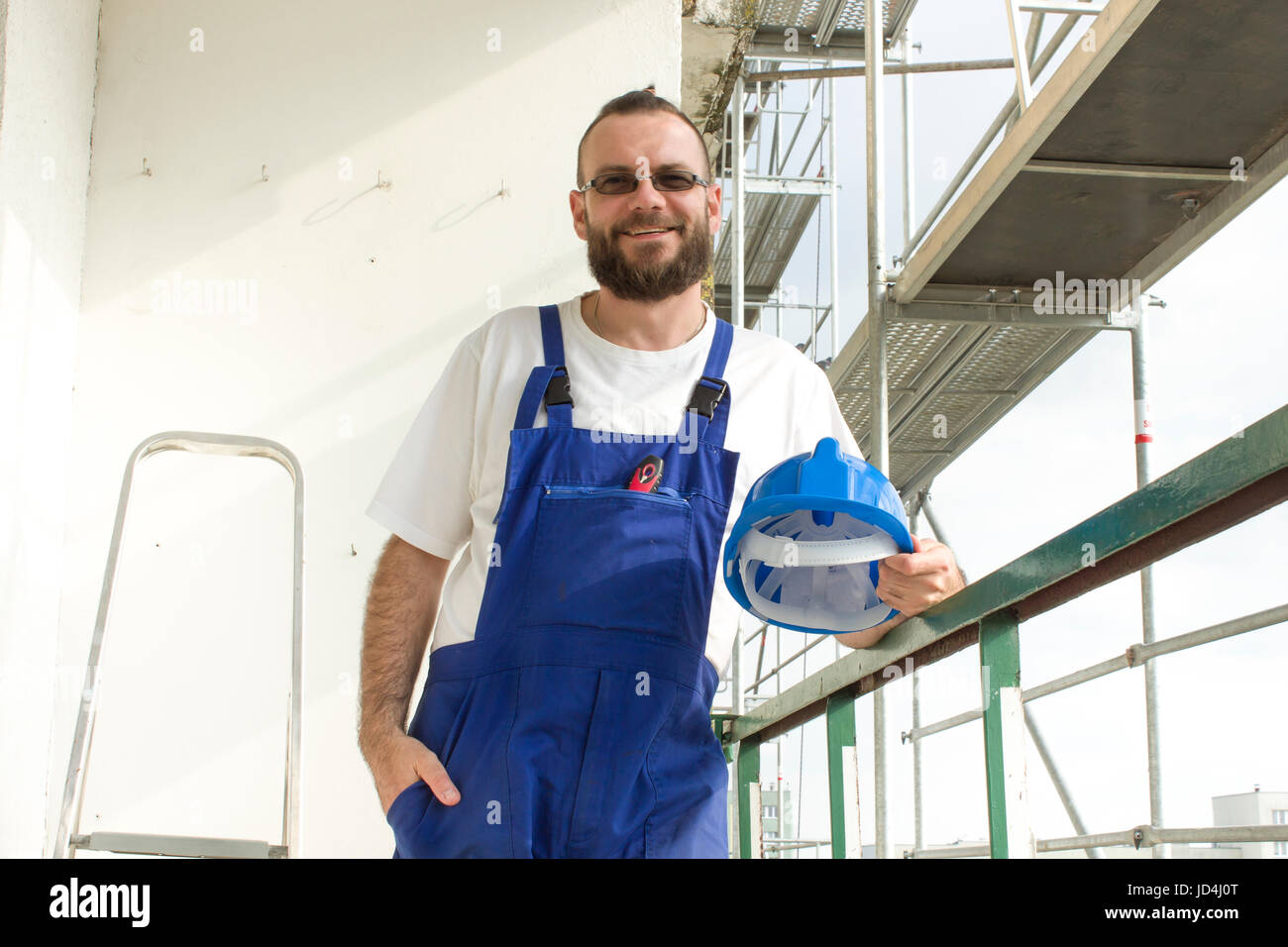 Smiling construction worker hi-res stock photography and images - Alamy