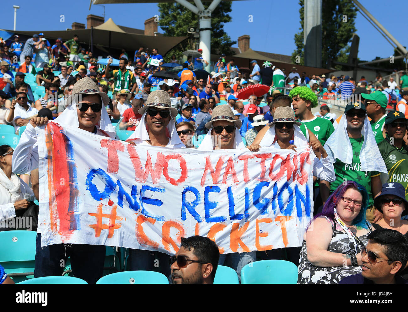 Cricket fans display hi-res stock photography and images - Alamy