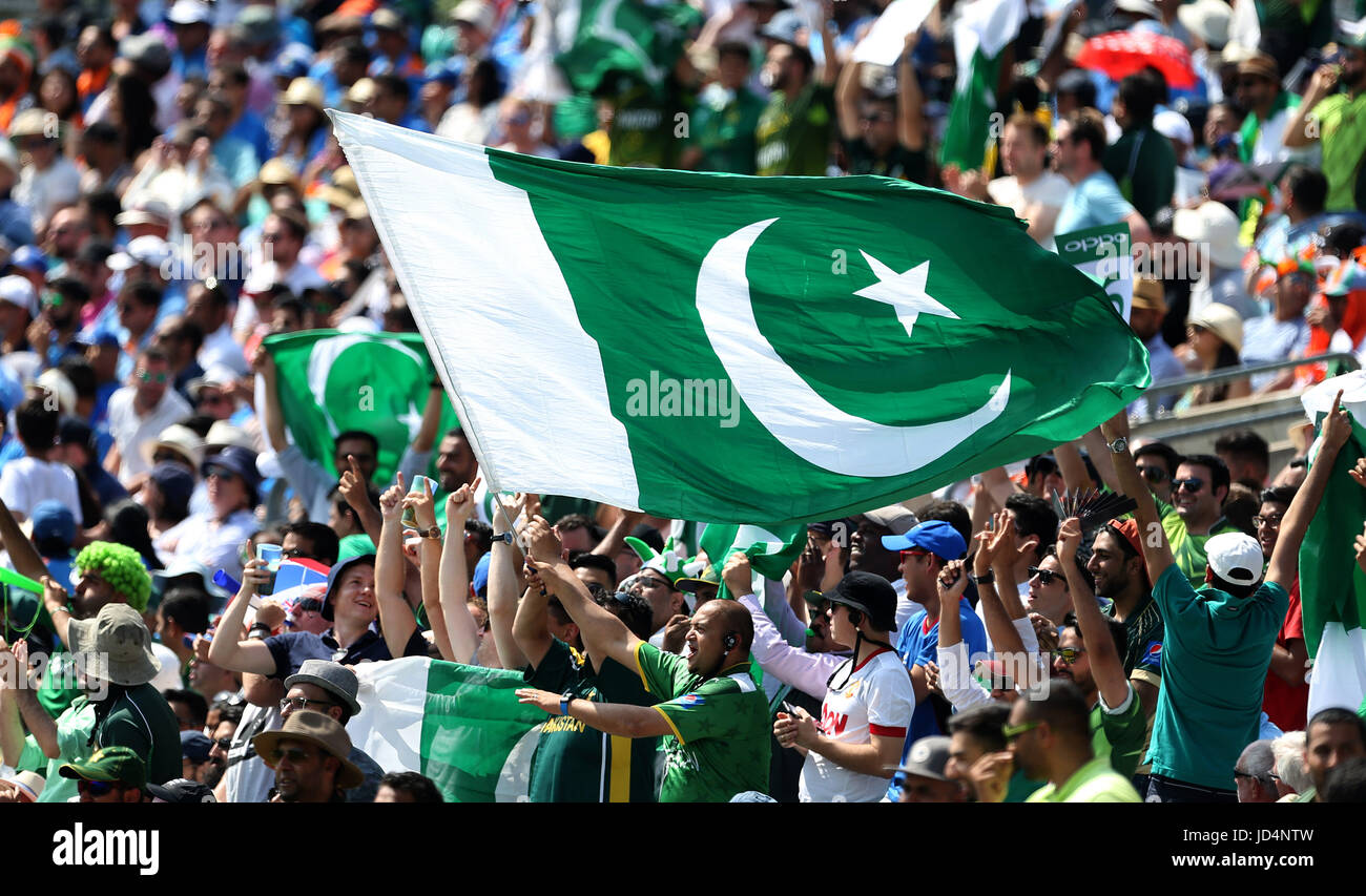 A pakistan flag hi-res stock photography and images - Alamy