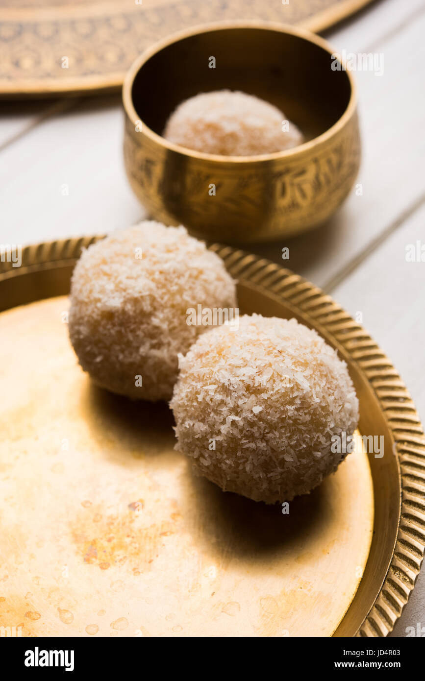 homemade Coconut Ladoo / Sweet nariyal Laddu made with coconut and milk ...