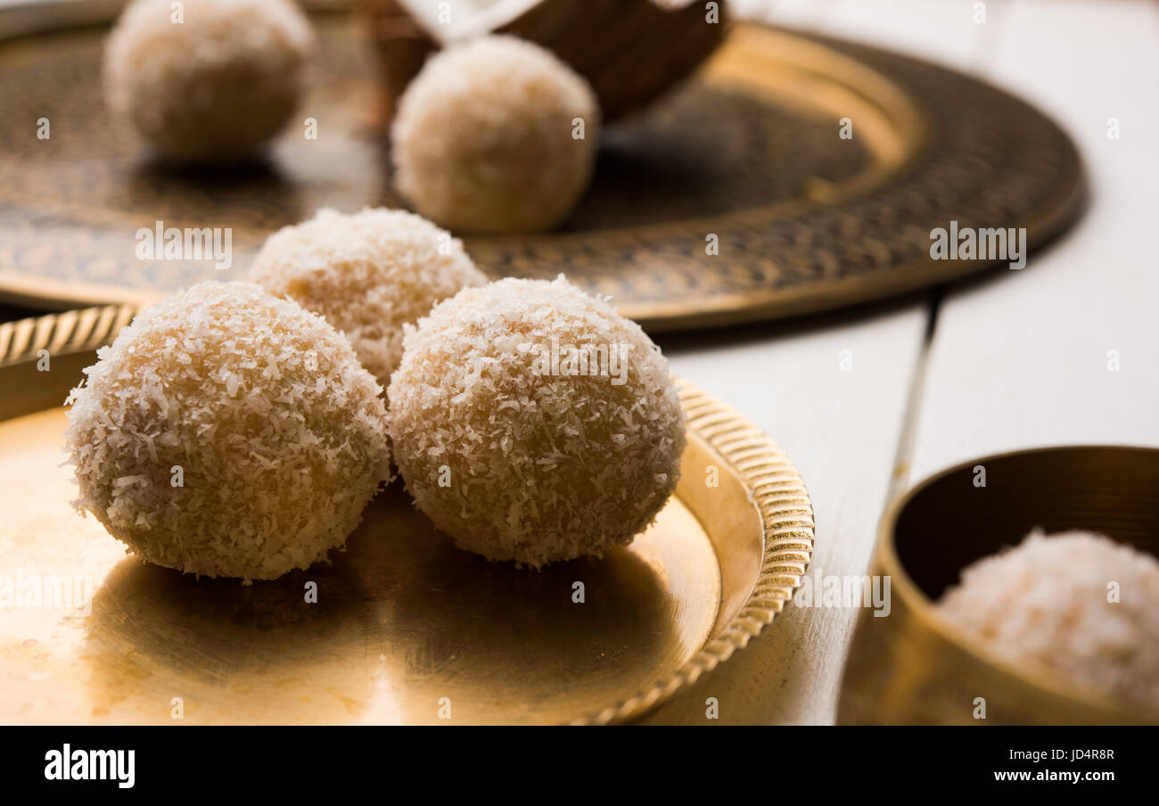 homemade Coconut Ladoo / Sweet nariyal Laddu made with coconut and milk ...