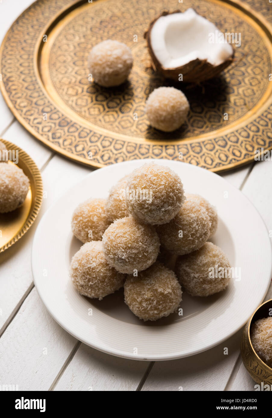homemade Coconut Ladoo / Sweet nariyal Laddu made with coconut and milk ...