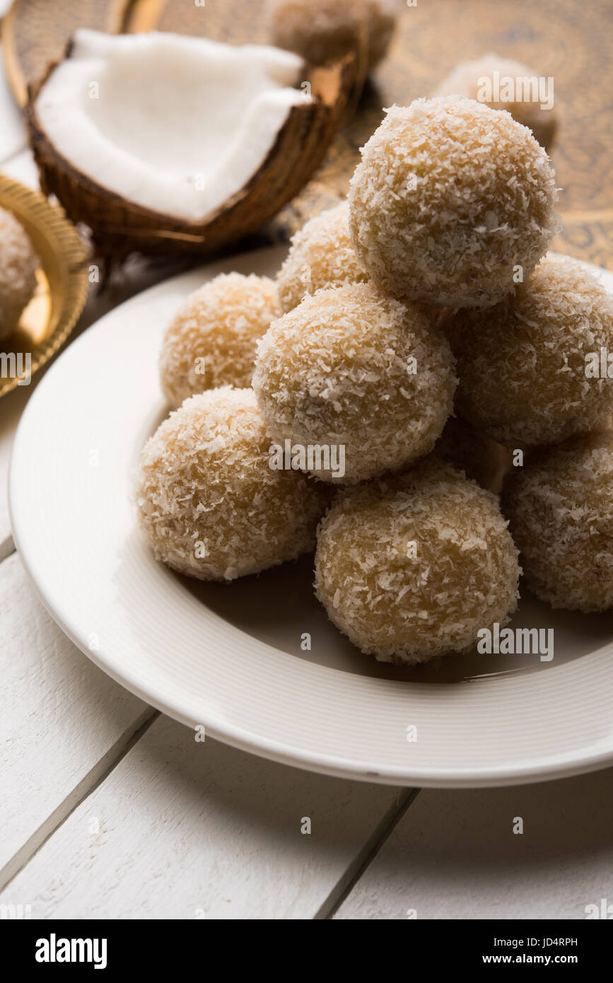 homemade Coconut Ladoo / Sweet nariyal Laddu made with coconut and milk ...