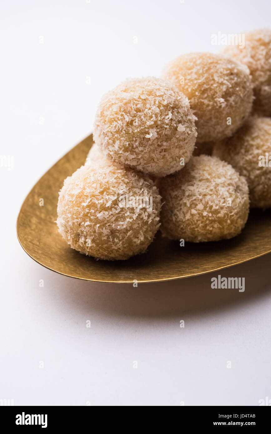 homemade Coconut Ladoo / Sweet nariyal Laddu made with coconut and milk ...