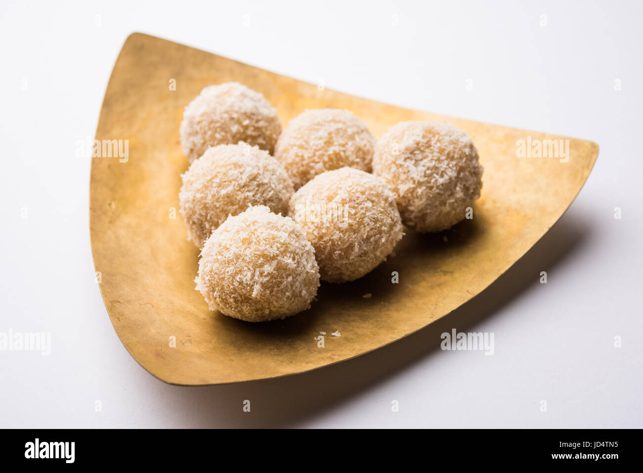 homemade Coconut Ladoo / Sweet nariyal Laddu made with coconut and milk ...