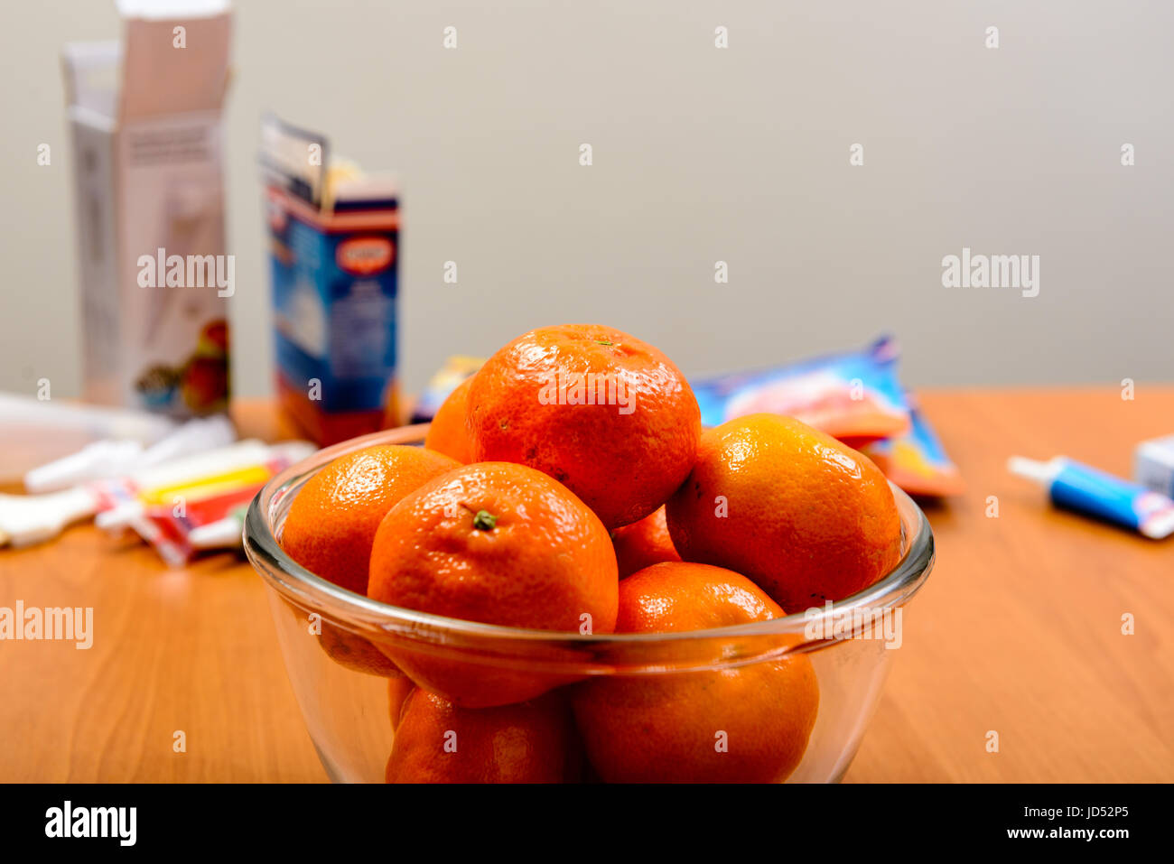 dish of oranges on wooden desk with. food pattern Stock Photo - Alamy