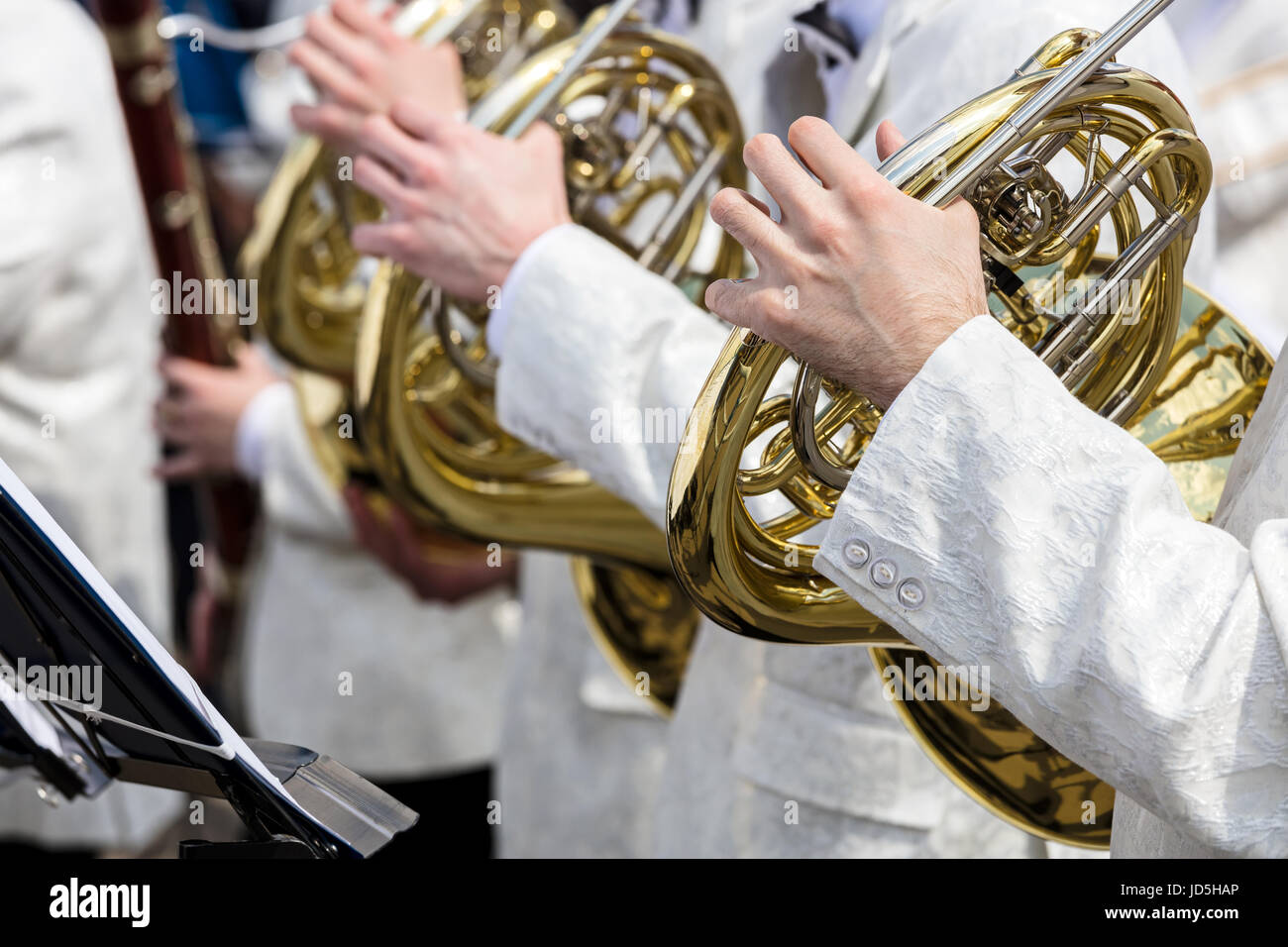 Men in suits at concert hi-res stock photography and images - Alamy