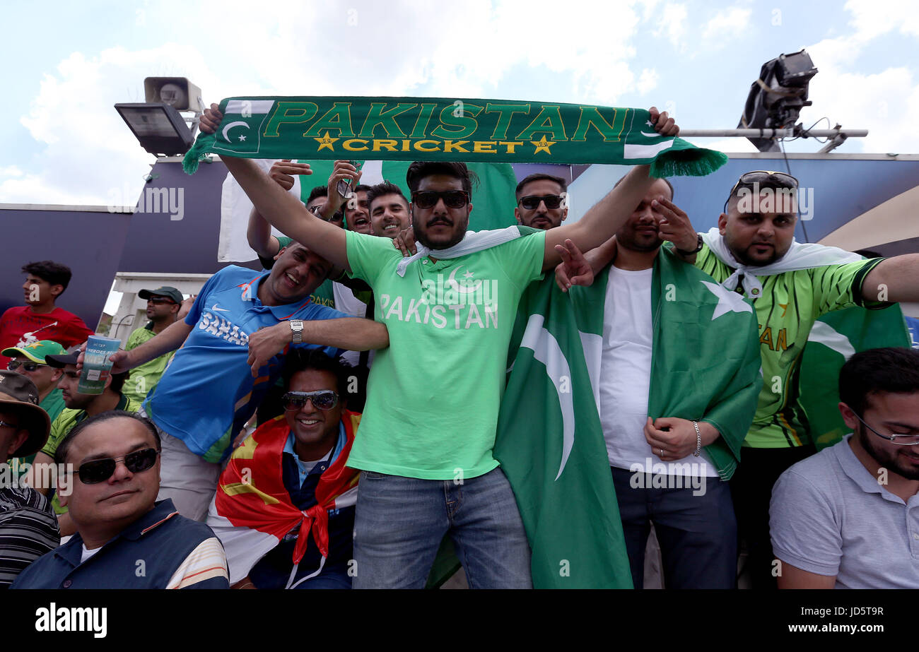 Pakistan fans in the stands hi-res stock photography and images - Alamy