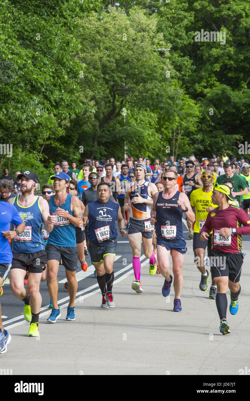 Runners marathon finish line hi-res stock photography and images - Alamy
