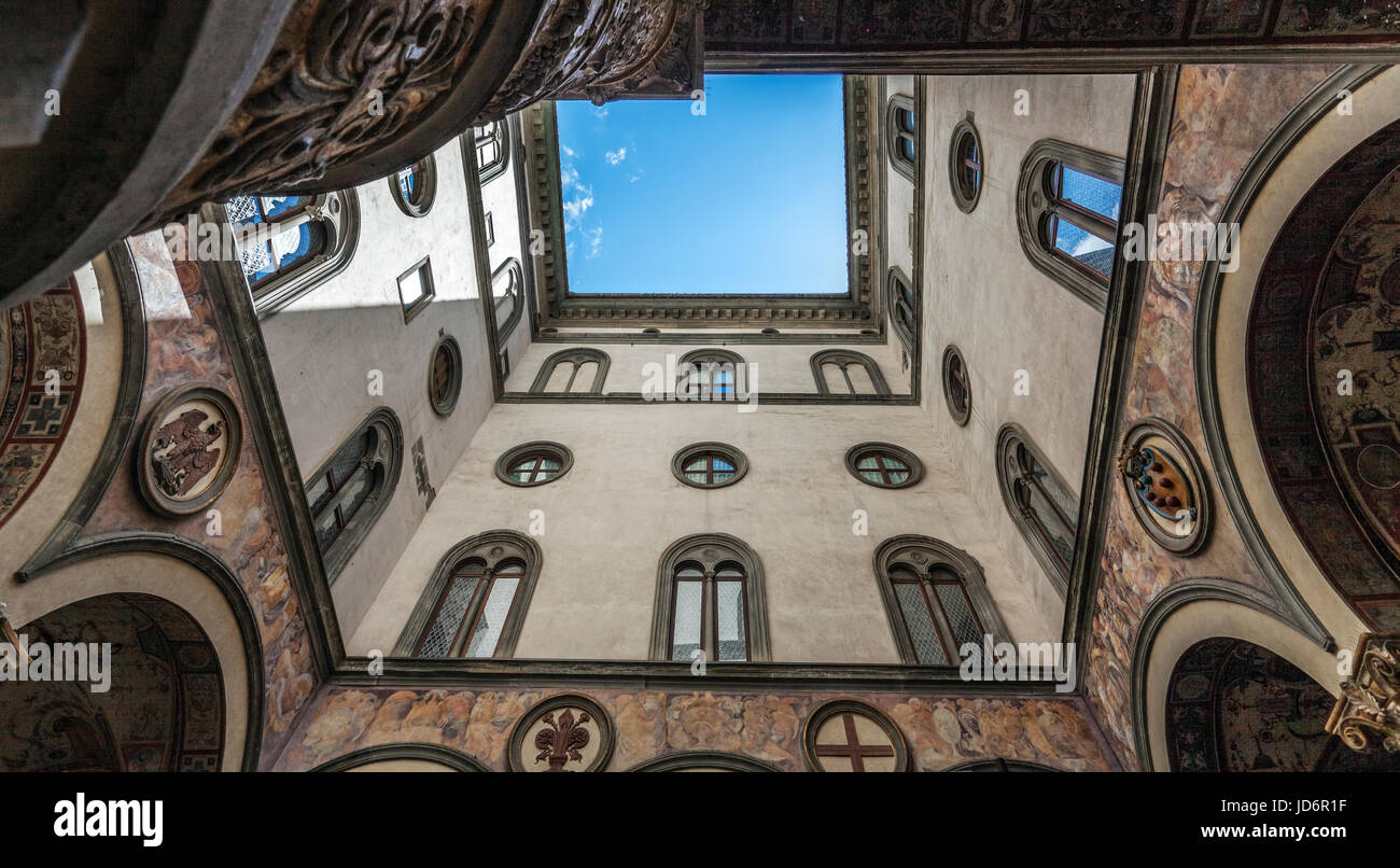 Court yard with columns hi-res stock photography and images - Alamy
