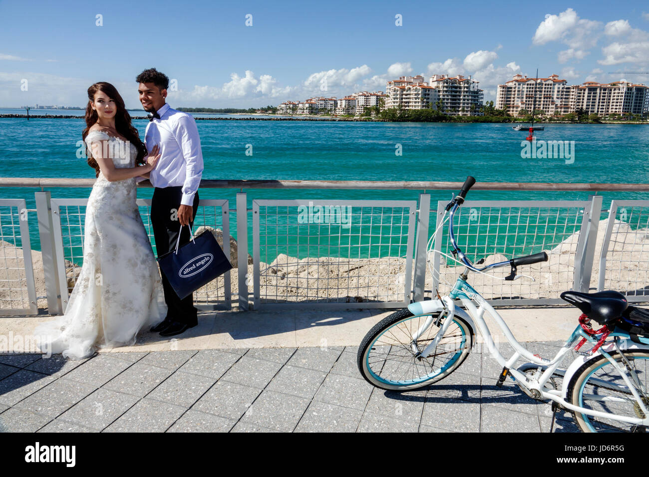 Teenage couple beach hi-res stock photography and images - Alamy