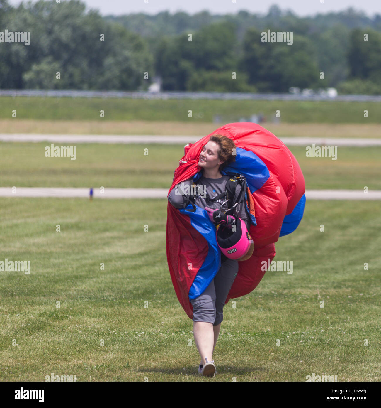 Woman solo hi-res stock photography and images - Alamy