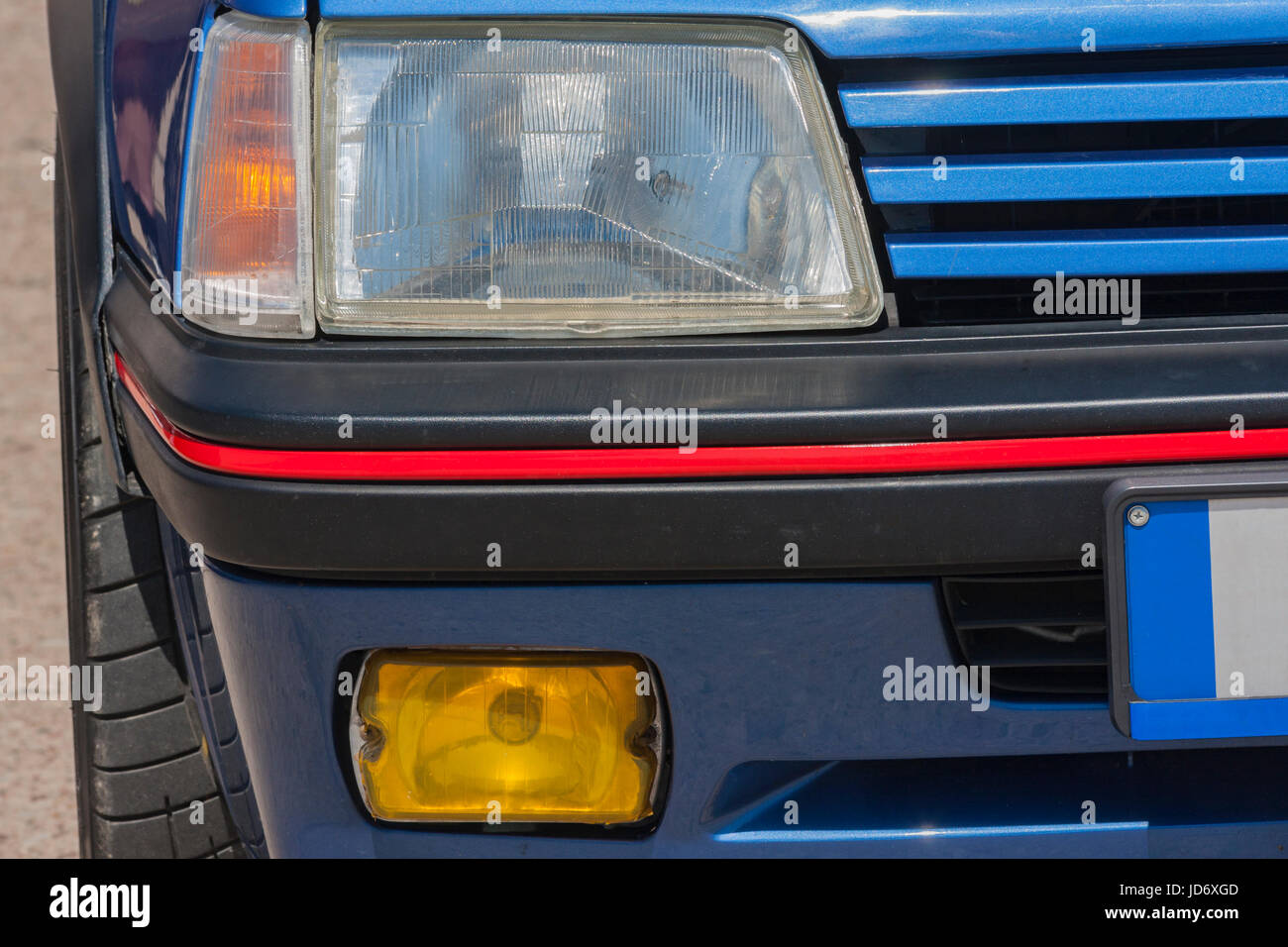 Old car: traditional headlight with halogen bulbs Stock Photo - Alamy