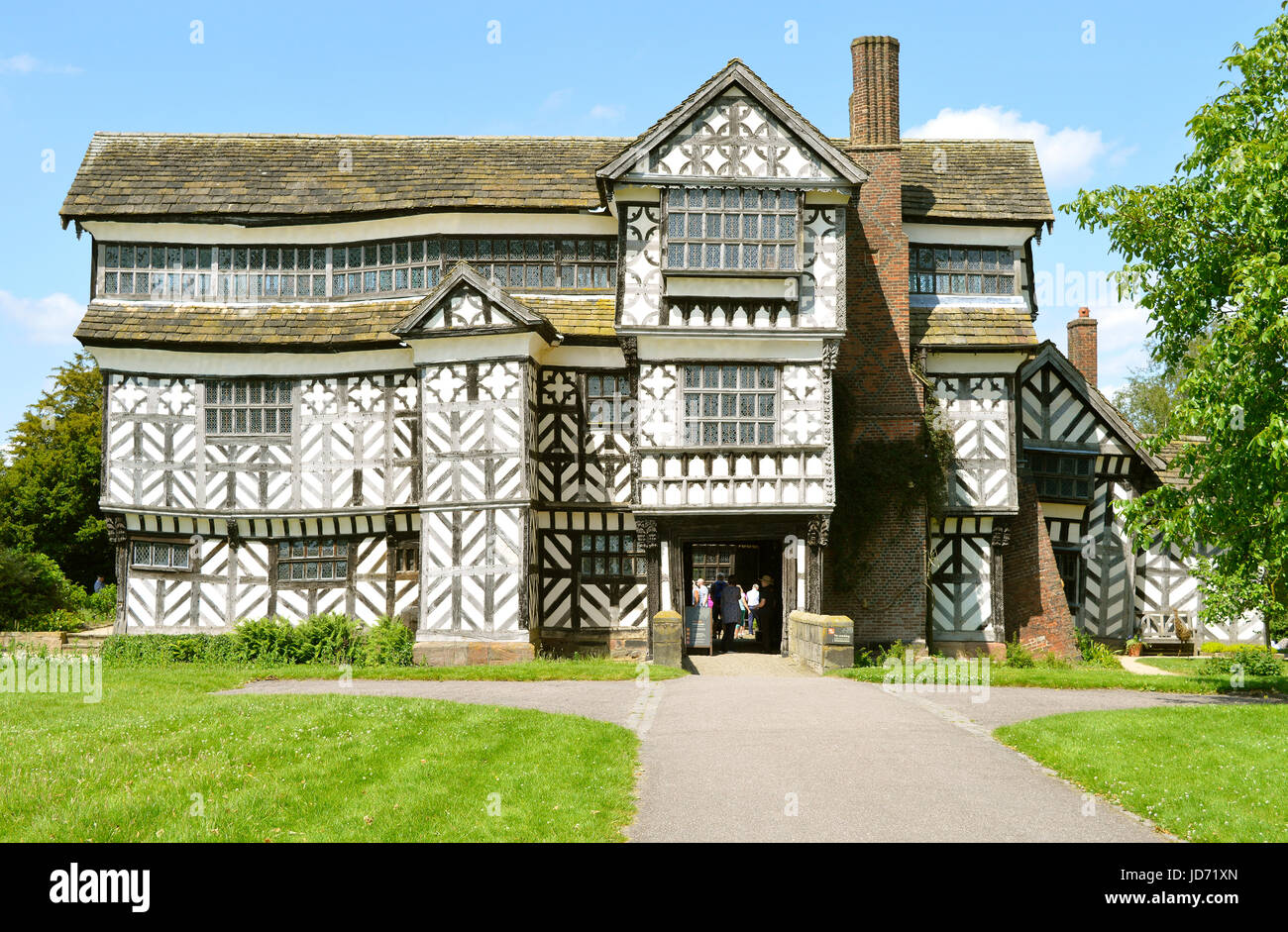 Tudor moated manor house hi-res stock photography and images - Alamy