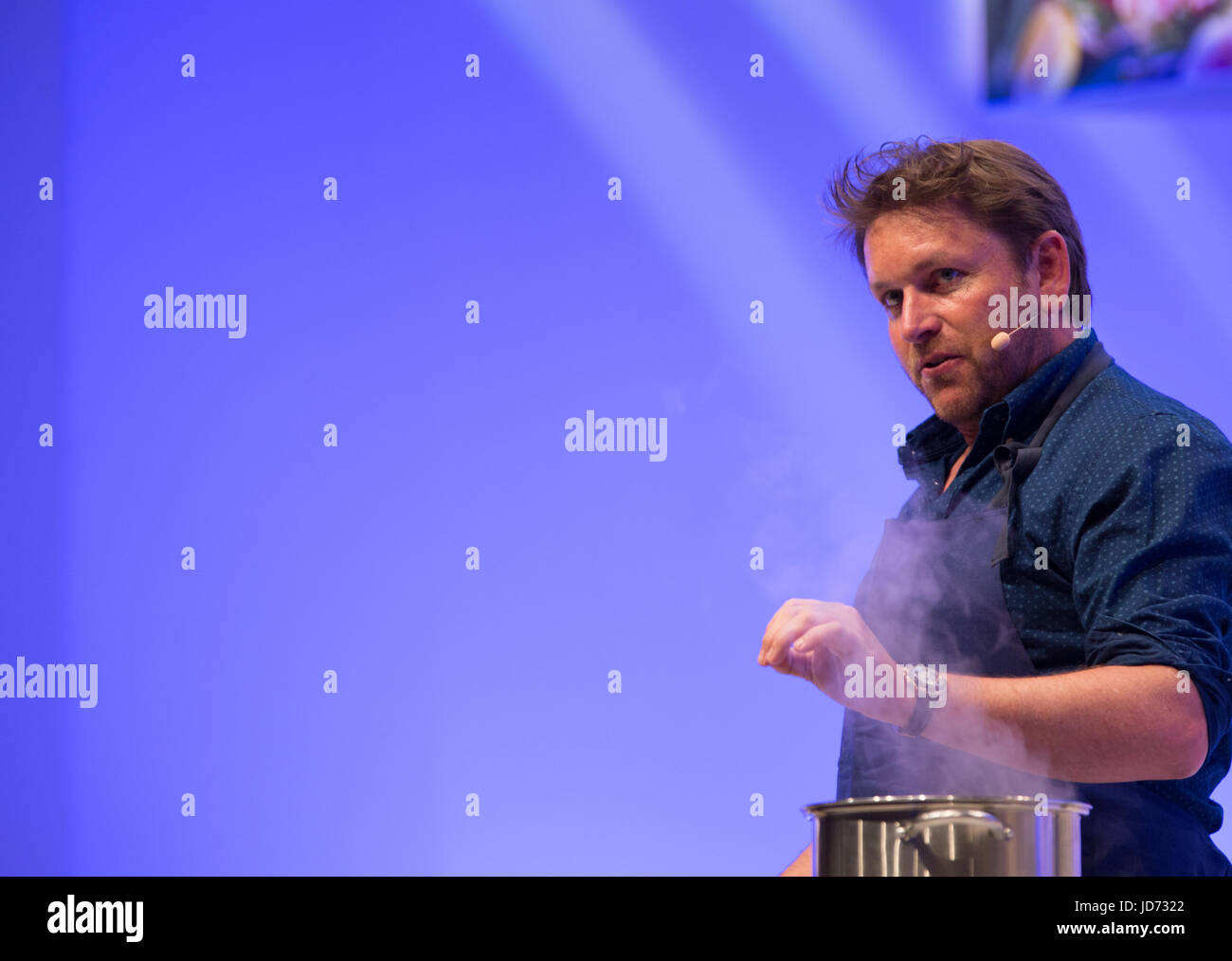 Celebrity chef james martin hi-res stock photography and images - Alamy