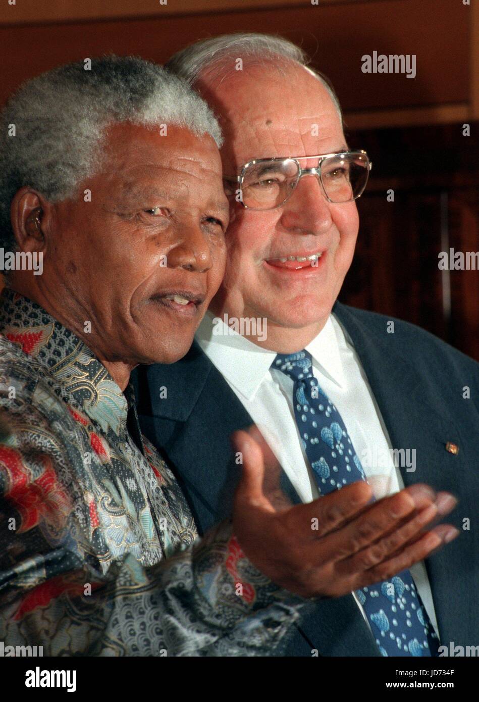 ARCHIE - The South African president Nelson Mandela (L) with the ...