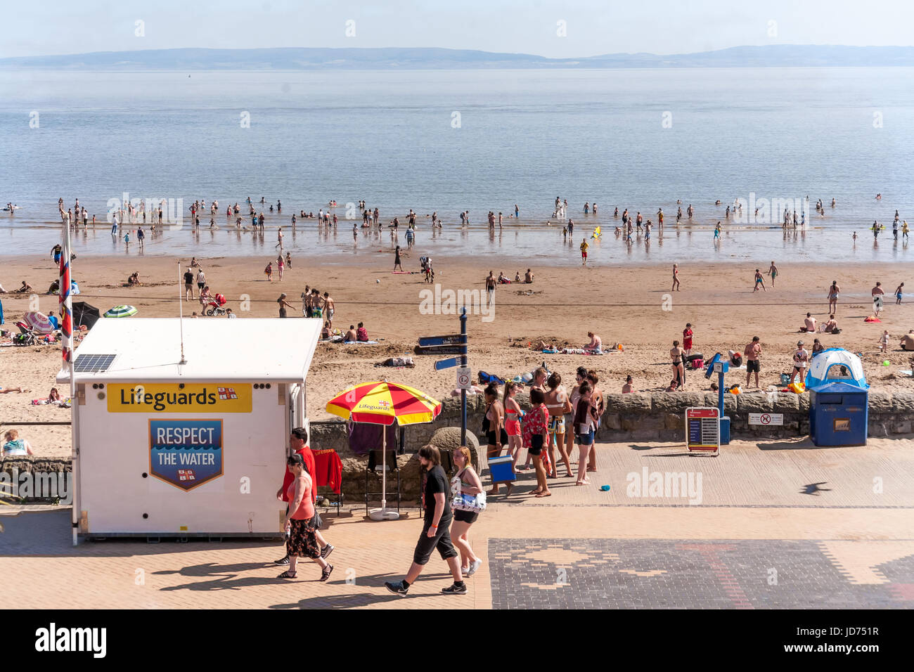 Barry, UK. 18th June, 2017. Crowds gather at the beach on June 18, 2017 ...