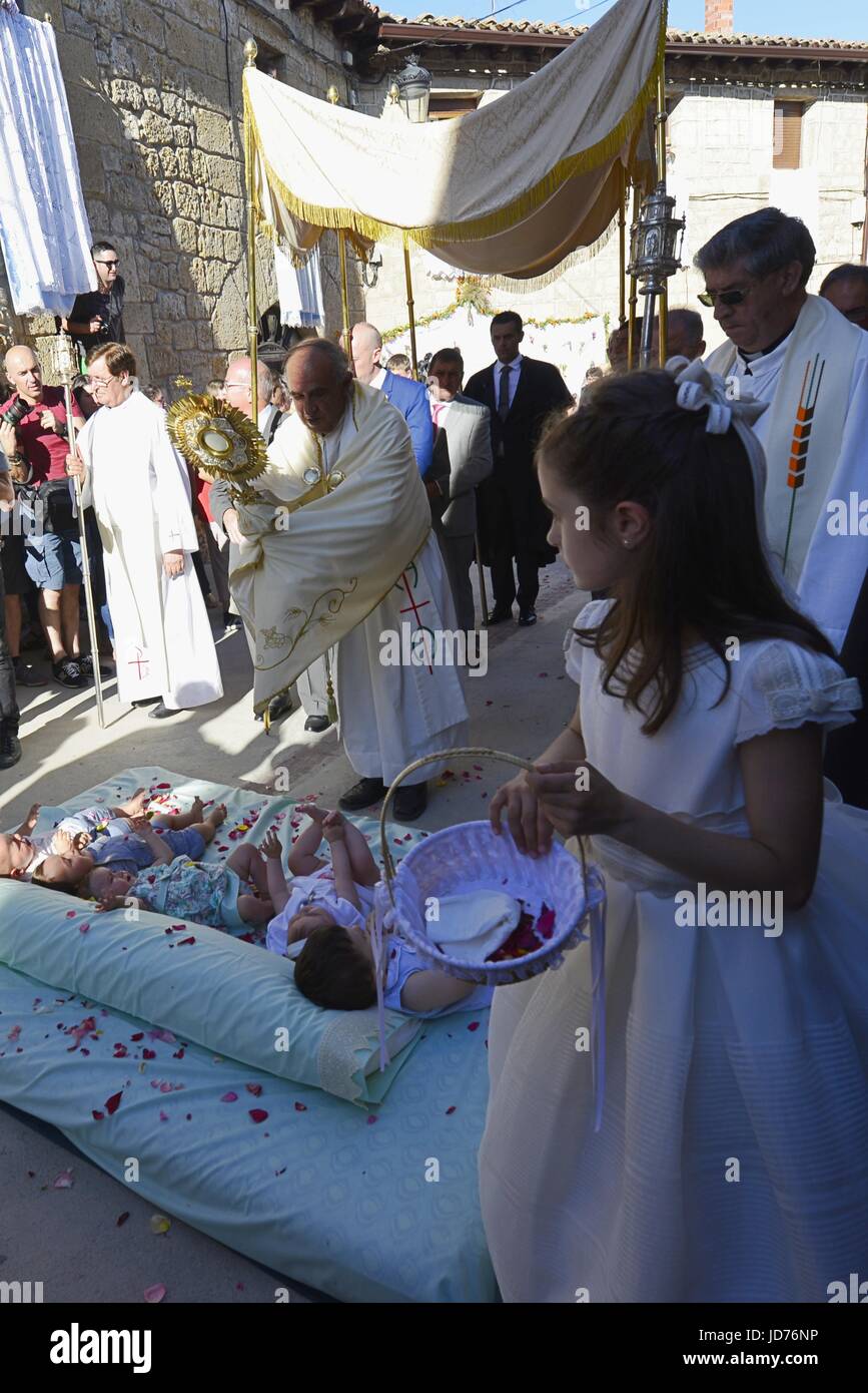 El colacho dressed in yellow hi-res stock photography and images - Alamy