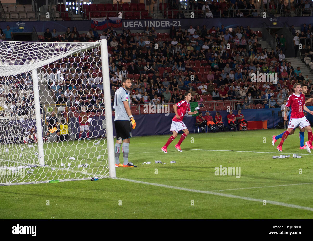 Goalkeeper throw in football hi-res stock photography and images - Alamy