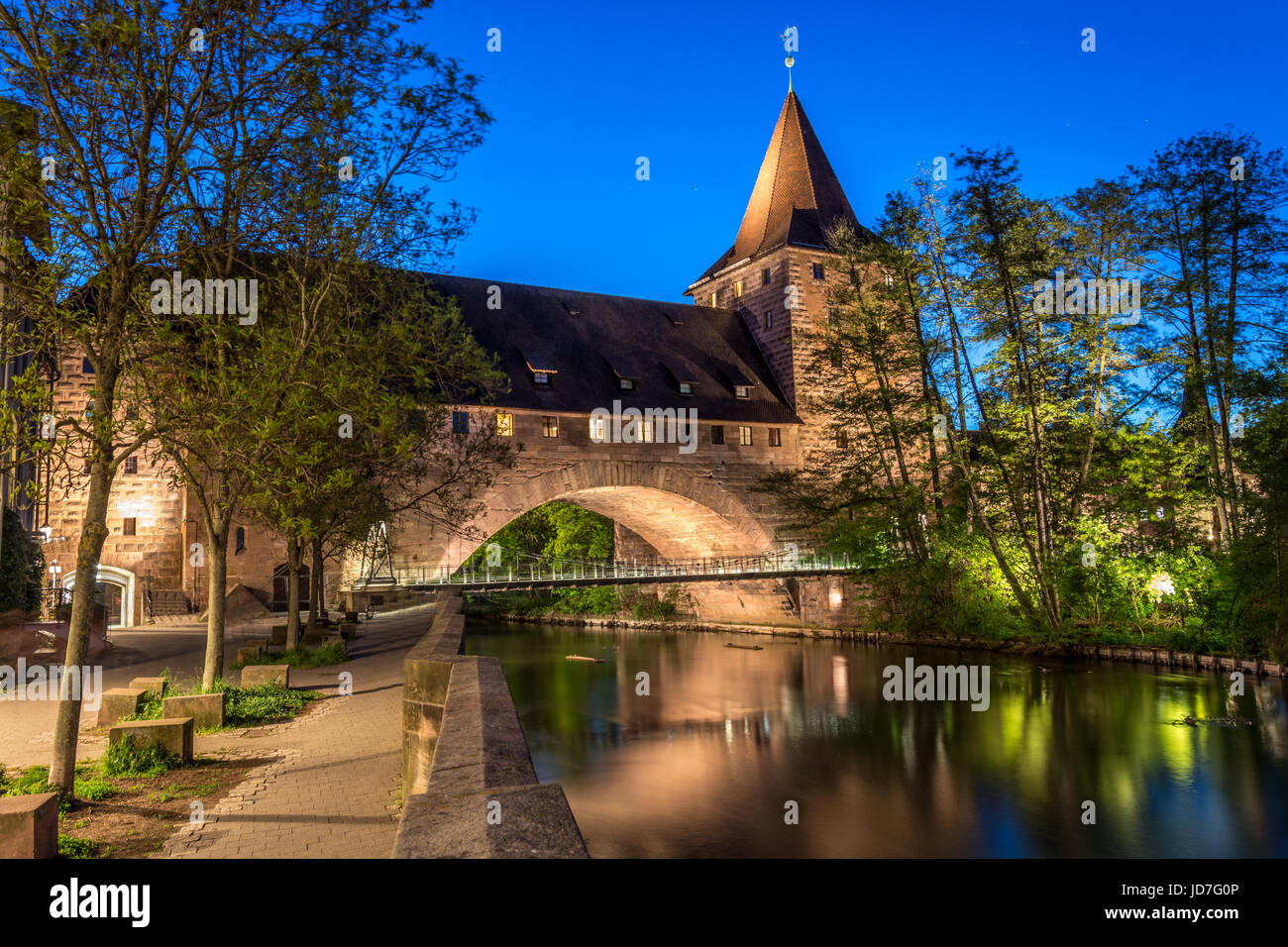 The chain bridge (Kettensteg) in the old town of Nuremberg, Germany ...