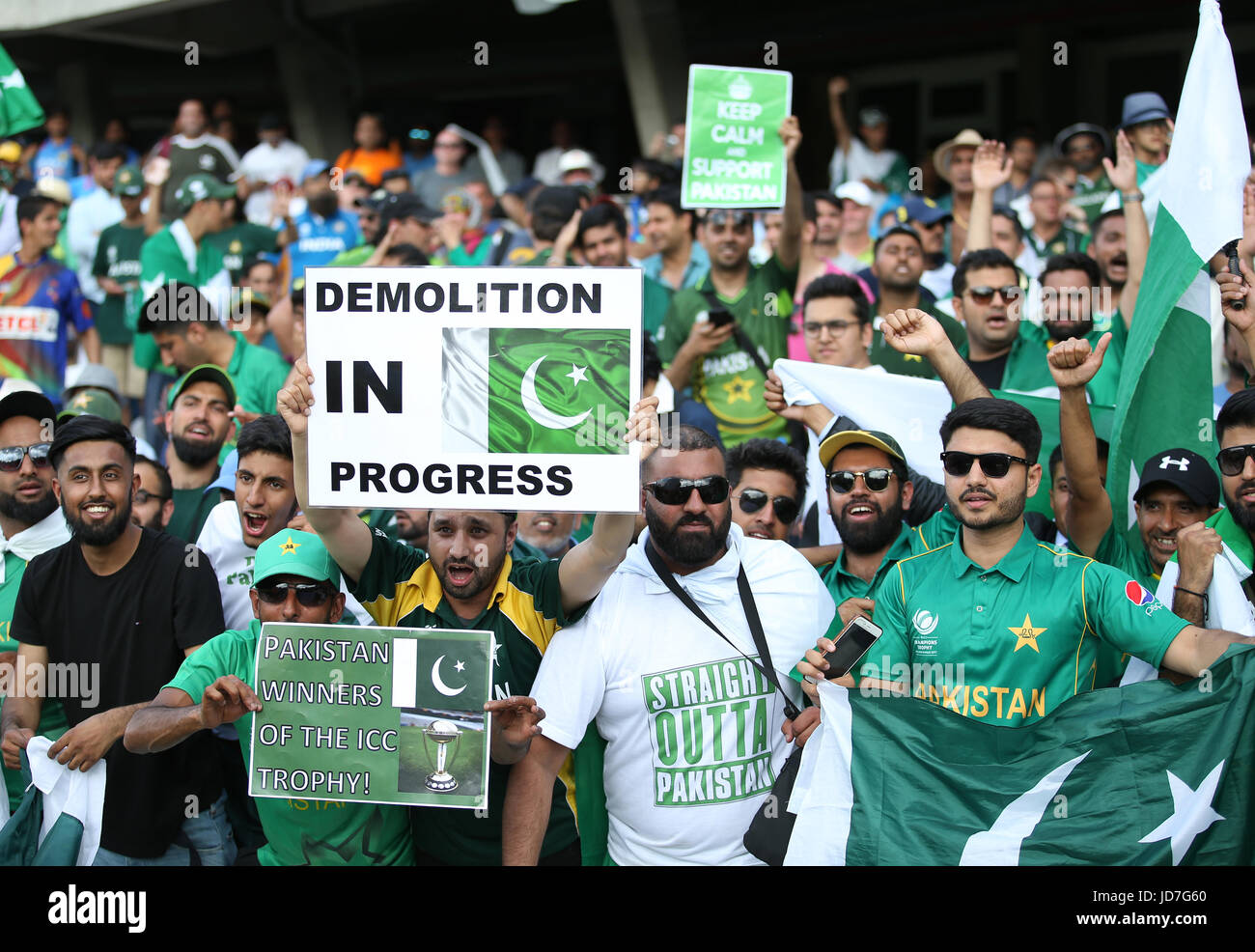 Pakistan fans in the stands hi-res stock photography and images - Alamy