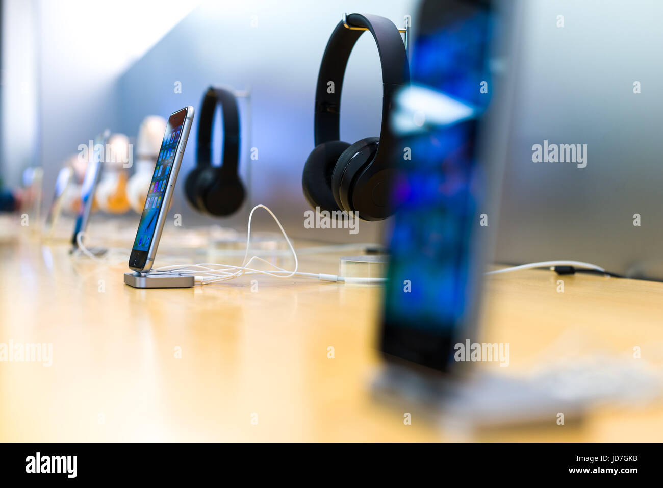 Apple store display hi-res stock photography and images - Alamy