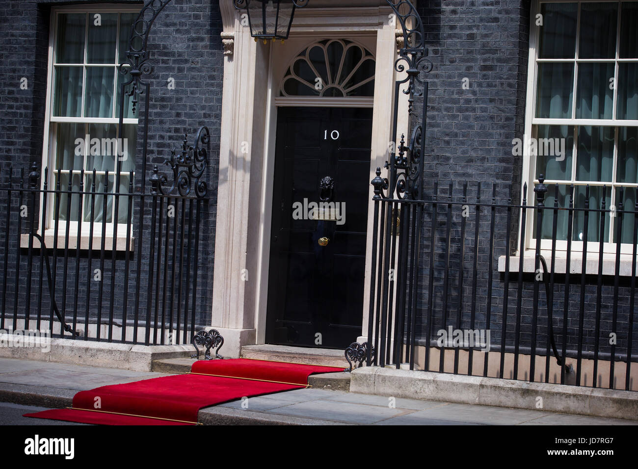 Ten downing street door hi-res stock photography and images - Alamy