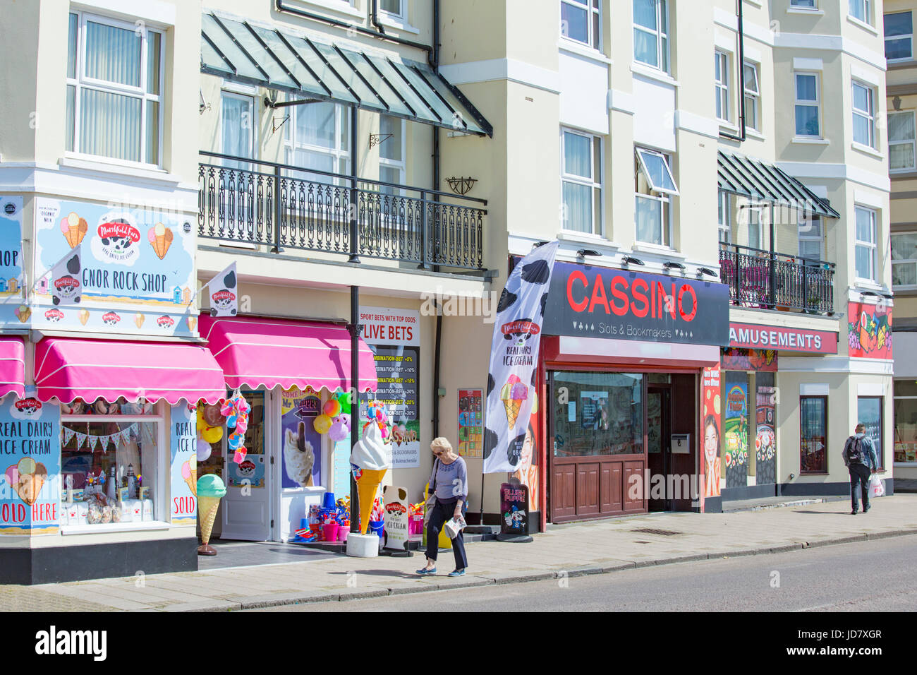 Souvenir shops on seafront hi-res stock photography and images - Alamy