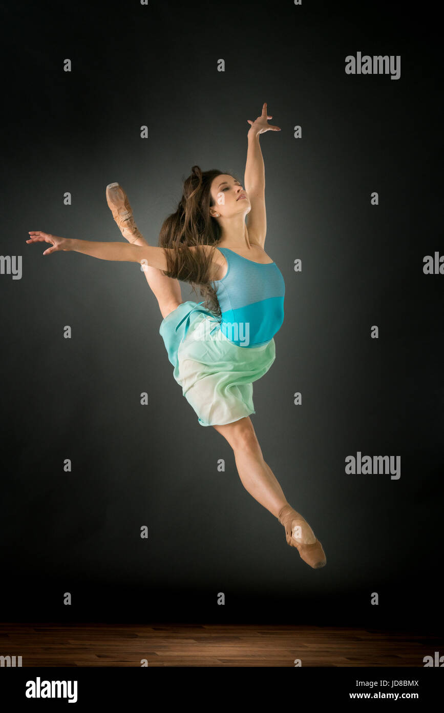 Female ballet dancer leaping mid air hi-res stock photography and ...