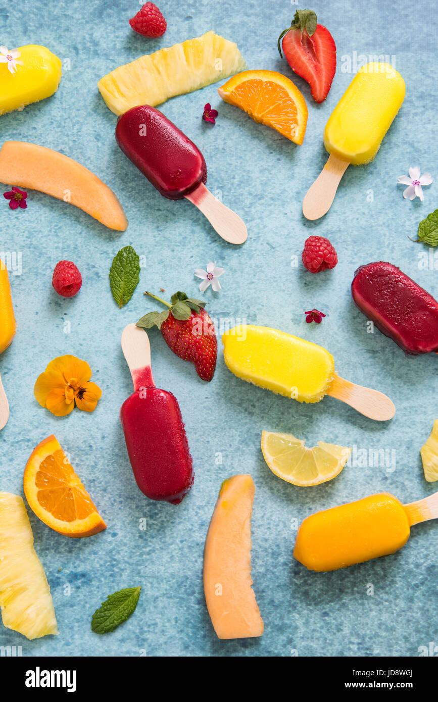 Mixed homemade popsicle and fruits, flat lay Stock Photo - Alamy