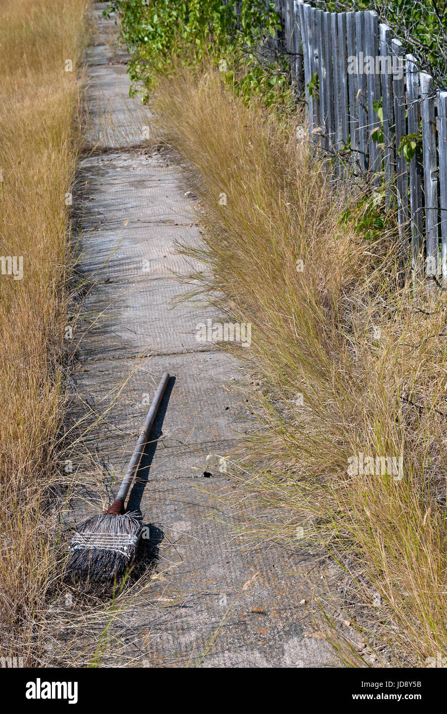 Sidewalk and picket fence hi-res stock photography and images - Alamy