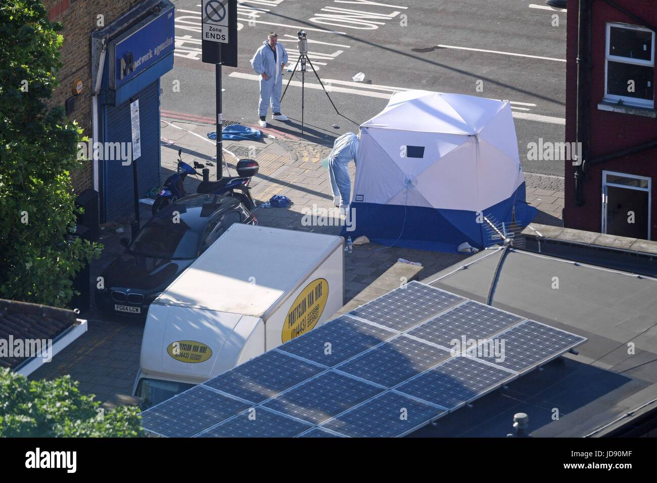Forensic tent next to van in finsbury park hi-res stock photography and ...