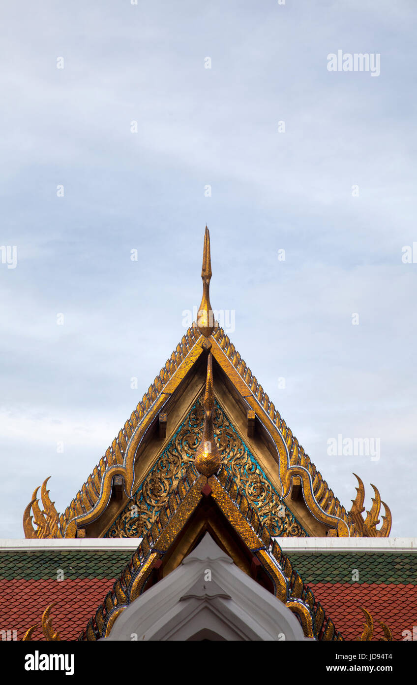 Bangkok thailand rooftop roof thai hi-res stock photography and images ...