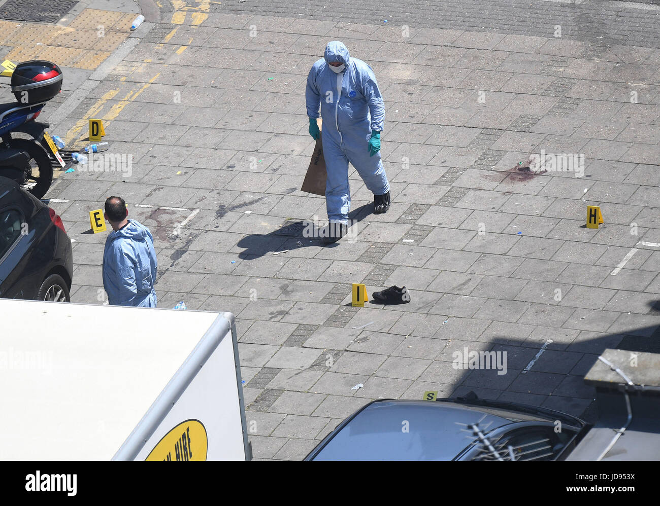 Police evidence gatherers in a street in finsbury park hi-res stock ...