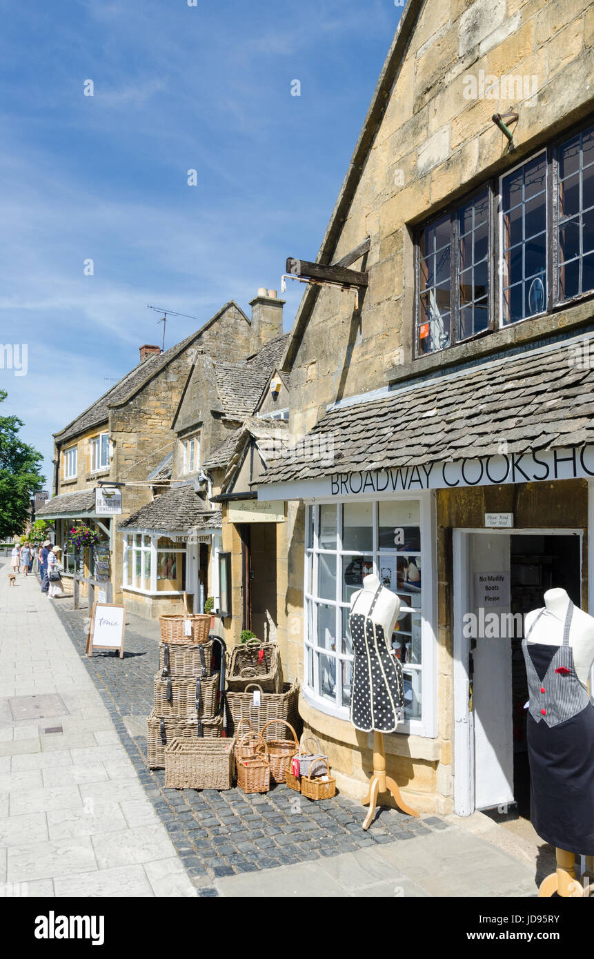 Traditional cottages in cotswolds hi-res stock photography and images ...