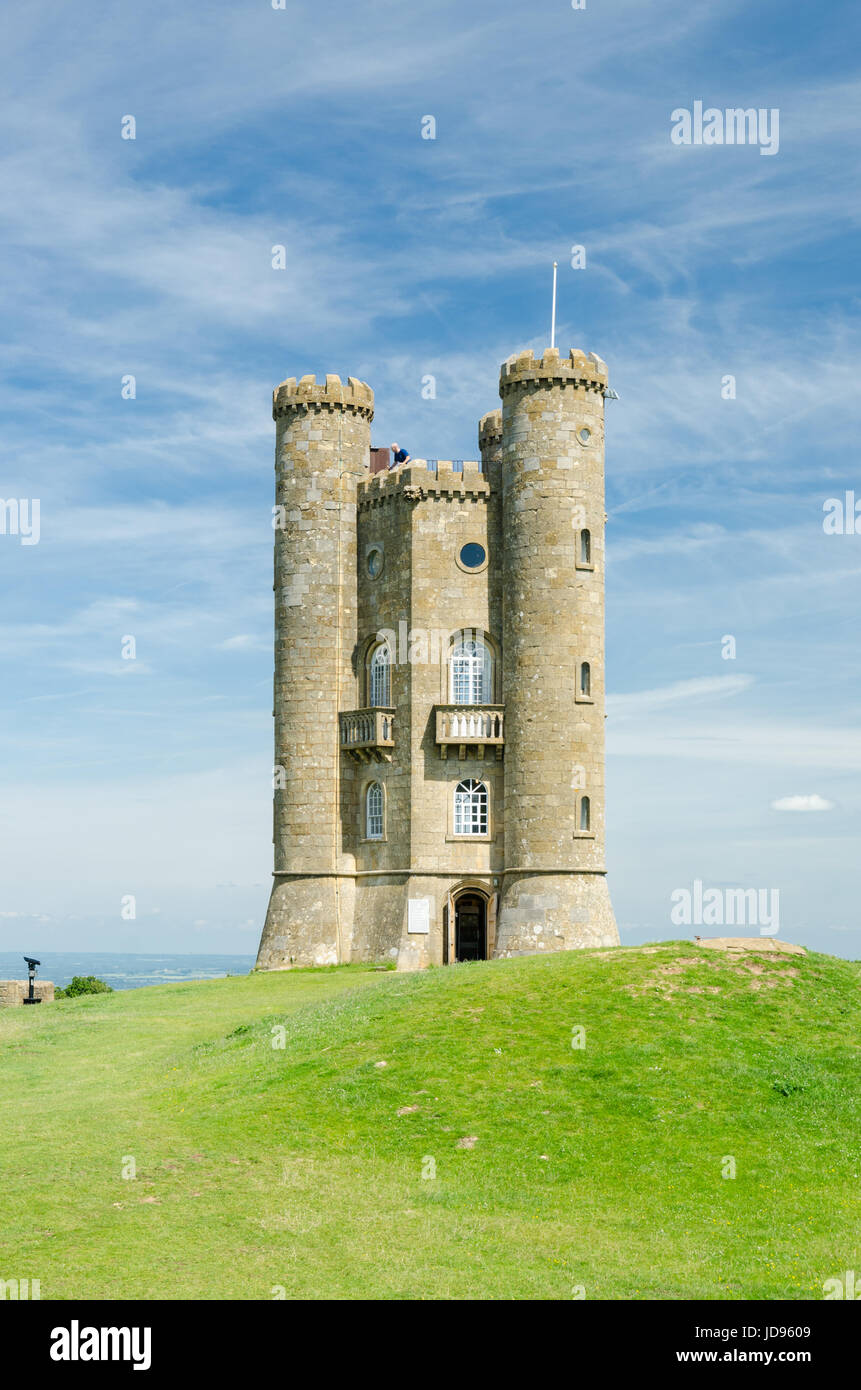 Broadway Tower near the pretty Cotswold village of Broadway Stock Photo ...