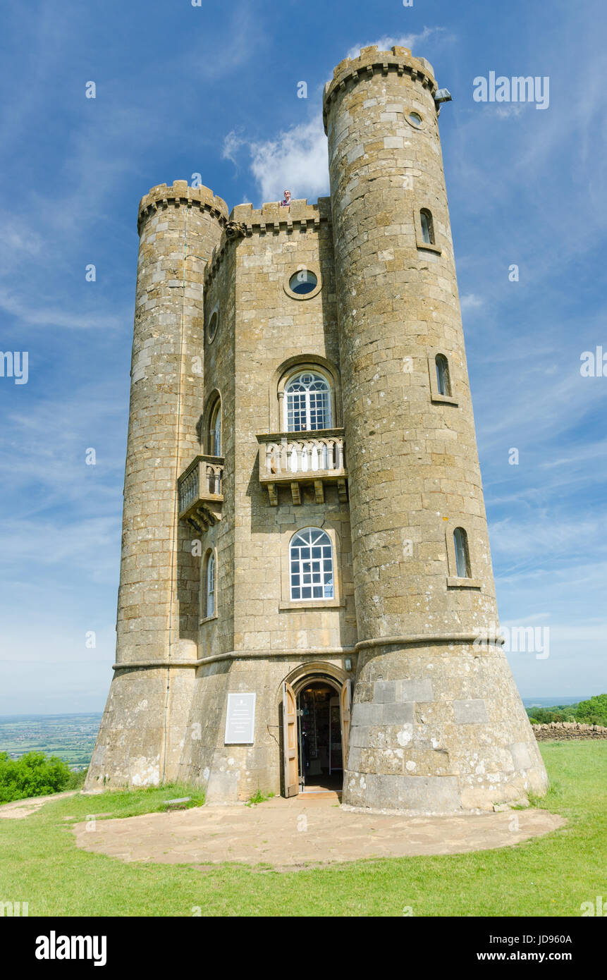 Broadway Tower near the pretty Cotswold village of Broadway Stock Photo ...