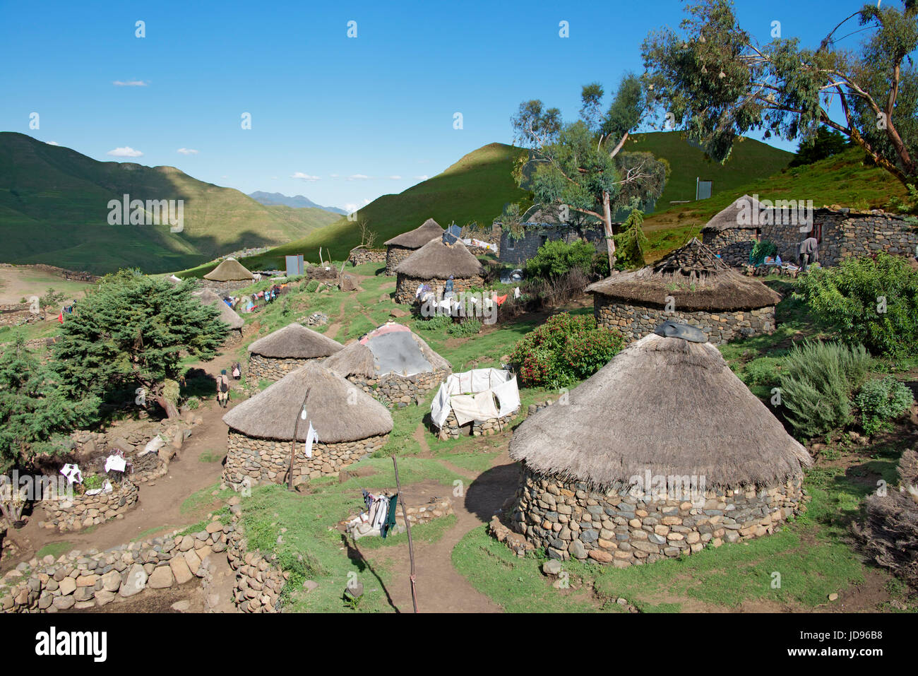 Thatched rondavels hi-res stock photography and images - Alamy