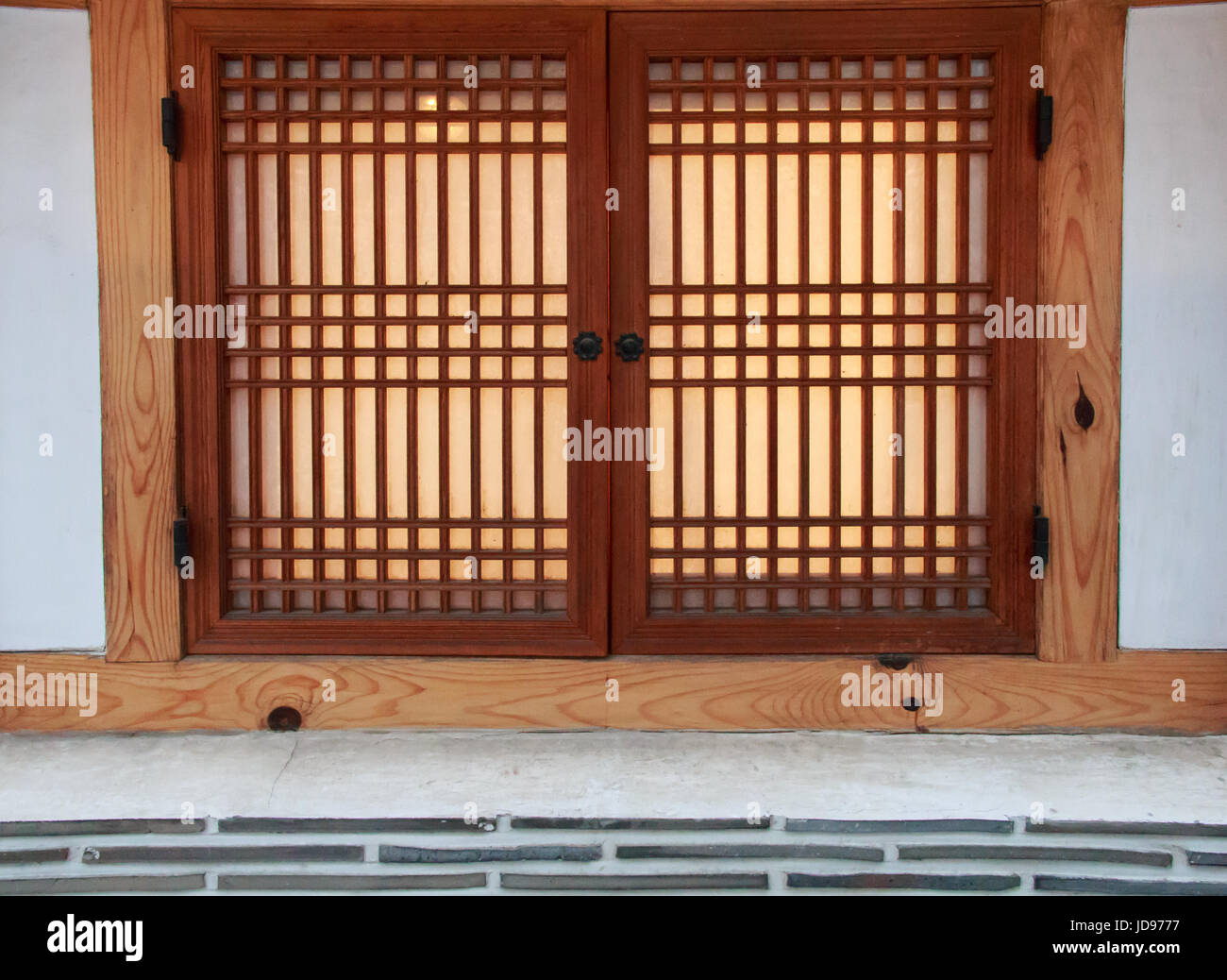 Korean traditional window with grid on it Stock Photo - Alamy