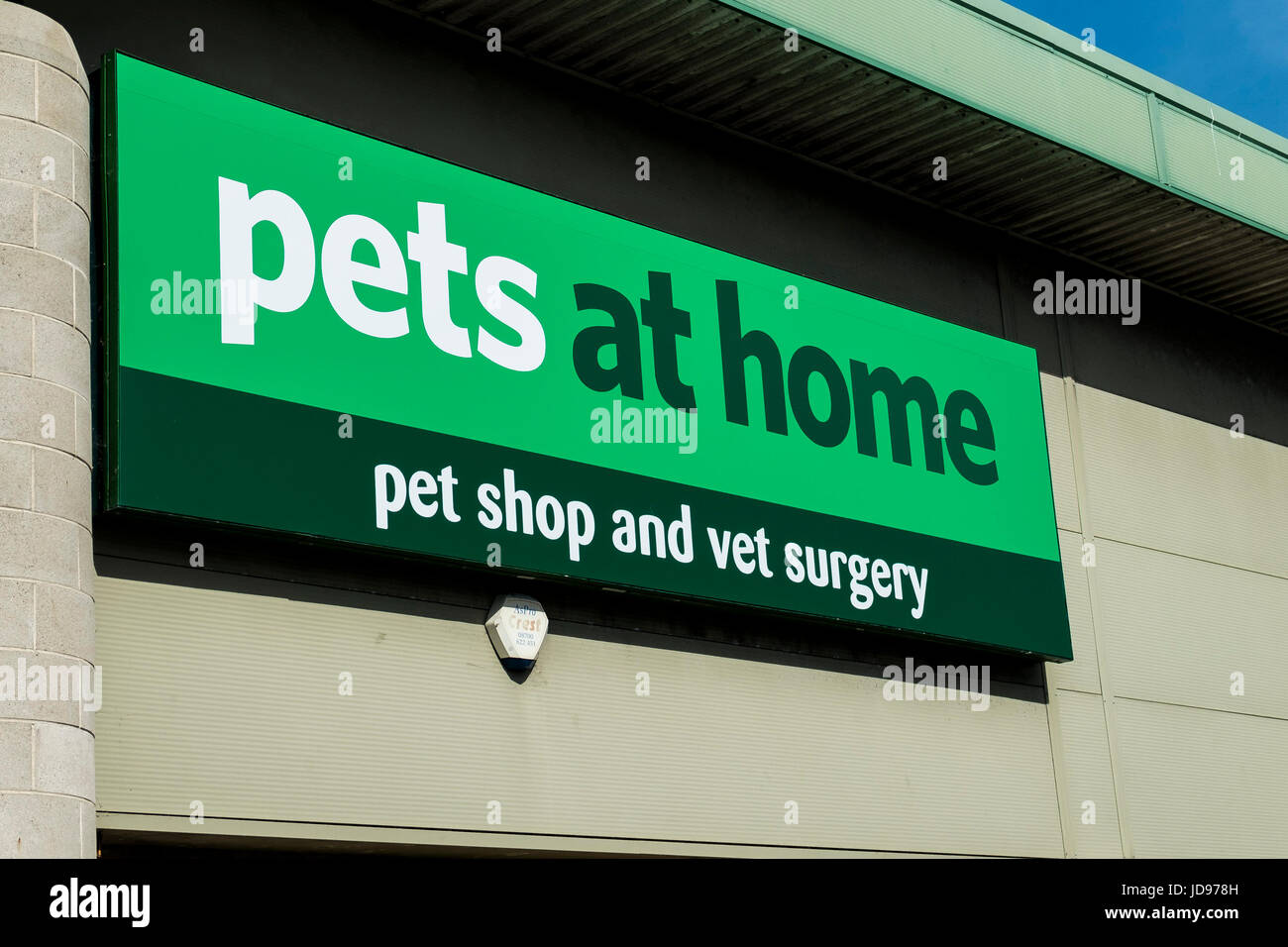Pet store exterior hi-res stock photography and images - Alamy