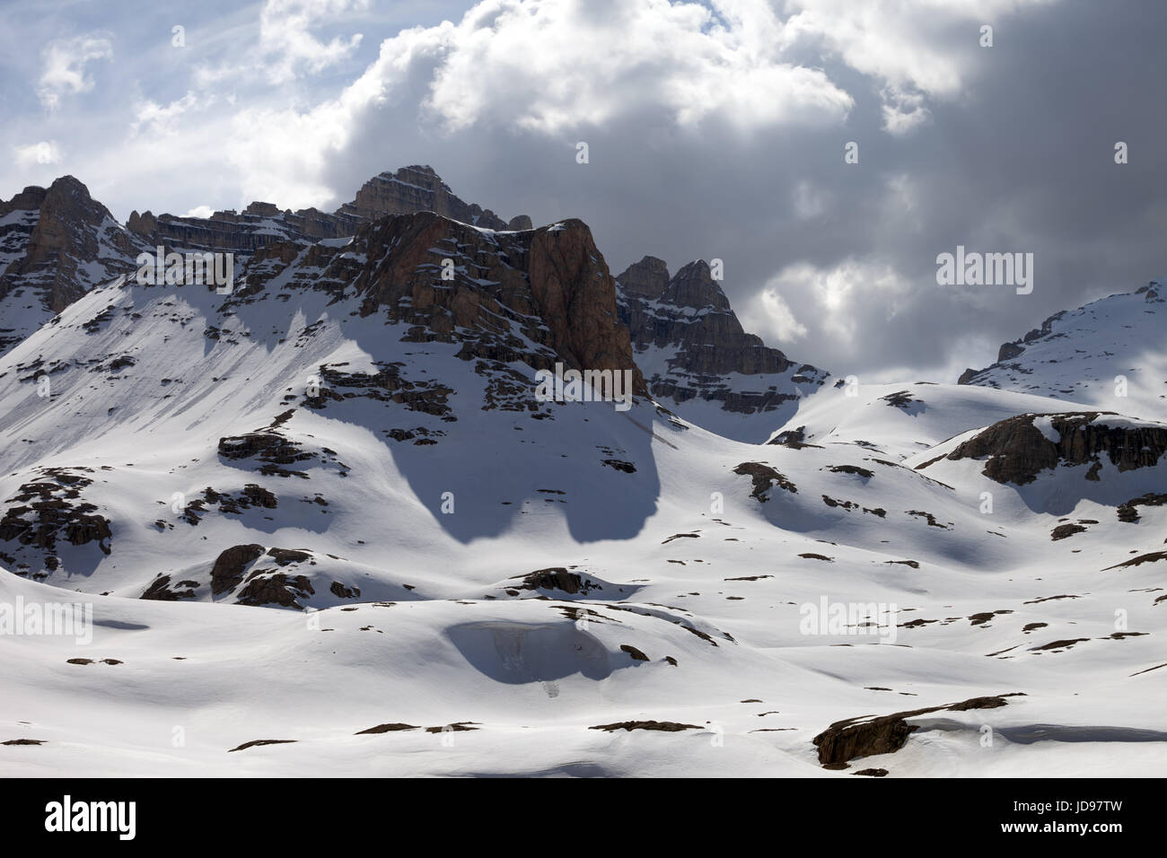 Winter mountains in clouds. Turkey, Central Taurus Mountains, Aladaglar ...
